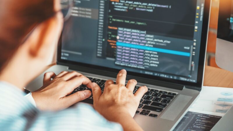 Panduan Menjadi Full Stack Developer: Keterampilan dan Karir Panduan Menjadi Full Stack Developer: Keterampilan dan Karir
